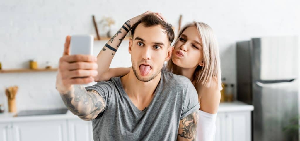 How to Take a Good Selfie: Best Selfie Poses [+Tips] – Knowledge Hub